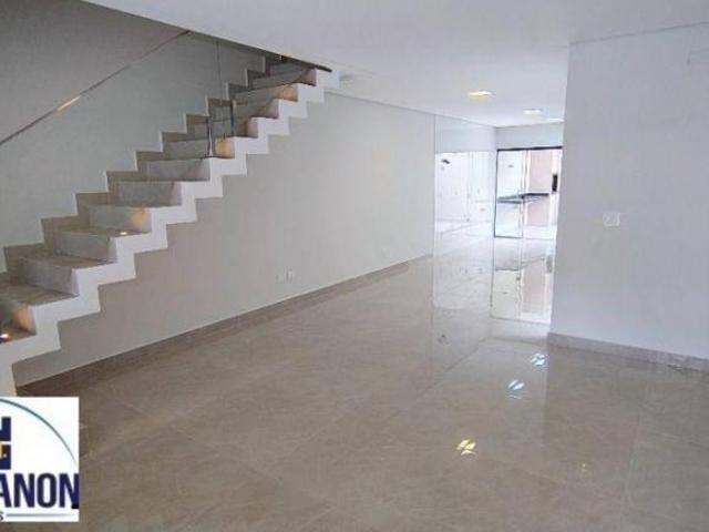 Sobrado novo com 3 suítes, 4 vagas de garagem, acabamento em porcelanato, quintal com churrasqueira