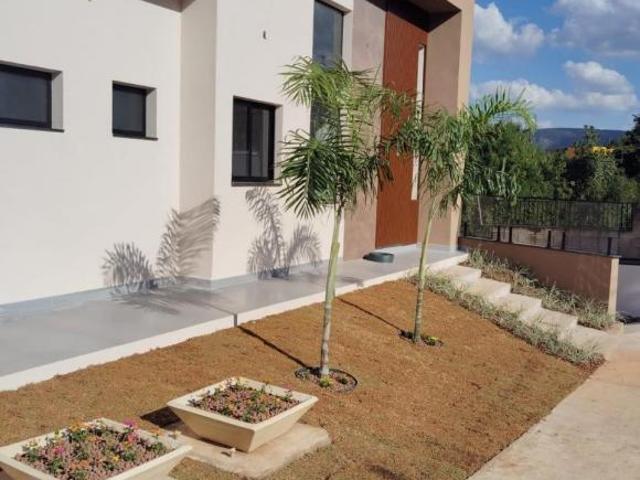 SOBRADO NOVO COM 3 QUARTOS 2 SUITES, 1 MASTER COM CLOSET, SALAS COM PÉ DIREITO ALTO E 6 VAGAS COBE