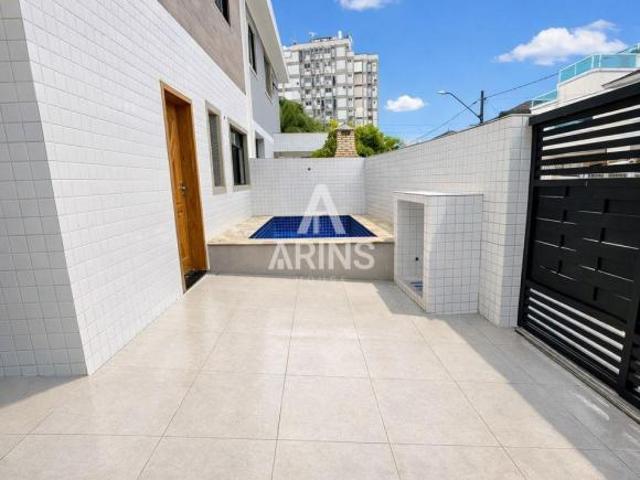 Sobrado Novo com 3 Quartos, Piscina e 2 Vagas na Vila Belmiro – Santos/SP
