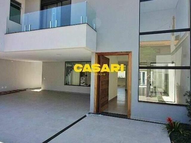 Sobrado Novo com 4 Suítes e Piscina no Parque dos Pássaros – 350 m² em São Berna