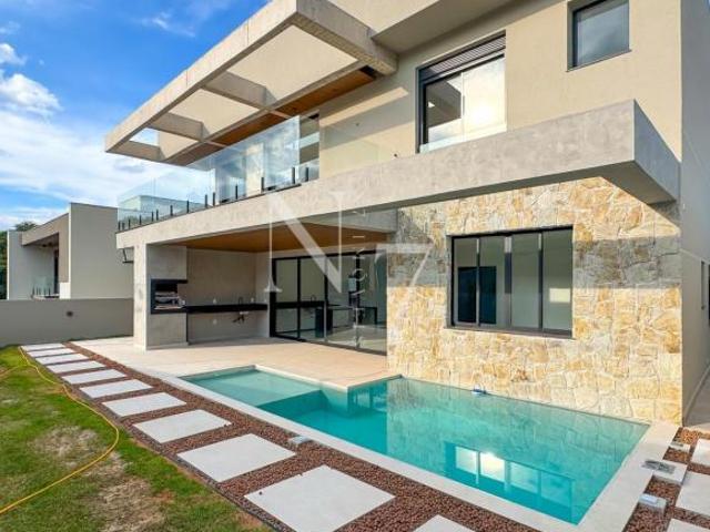 Sobrado Novo com 4 Suítes, Piscina e Gourmet em Condomínio!