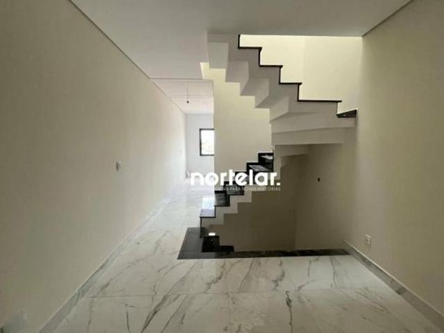 Sobrado novo à venda – 2 suítes, 2 vagas – Acabamento impecável! Apresentamos este belíssimo sobrad