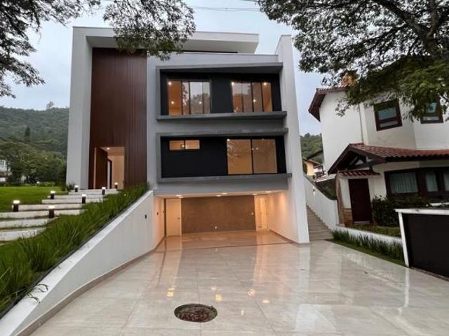 Sobrado novo à venda em Santana de Parnaíba no Alphaville