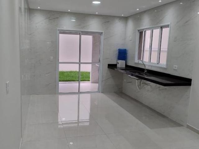 Sobrado novo à venda no Centro de Arujá com 3 suítes, quintal e área gourmet integrada