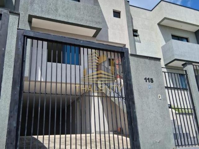 Sobrado novo de frente para rua, localizado à uma