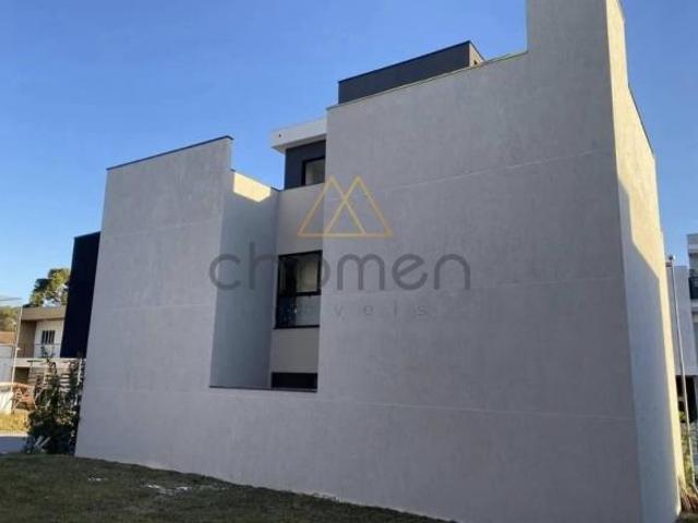 Sobrado novo em condomínio fechado no Santa Cândida à venda com 2 suítes e 4 vagas de garagem, 250mt