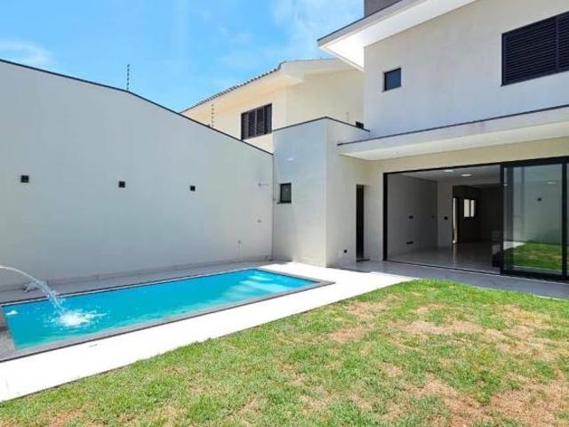 Sobrado Novo, espaçoso e com piscina em região central