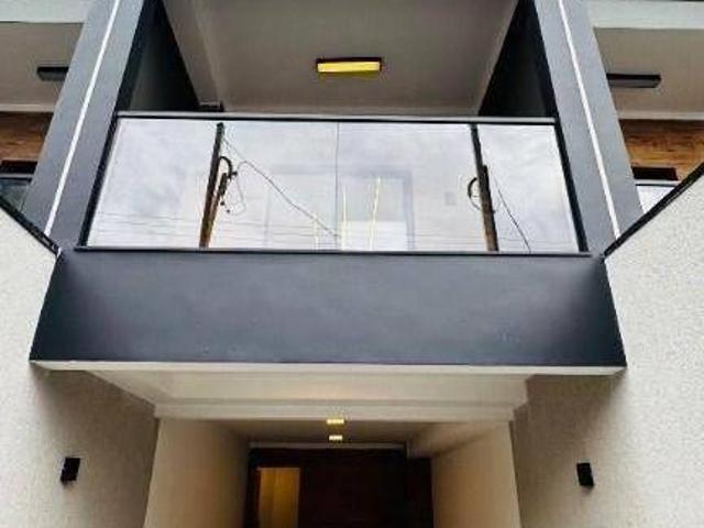 Sobrado novo frontal com 3 quartos sendo 1 suíte, 2 vagas à venda, 169 m² por R$ 890.000 Parque da