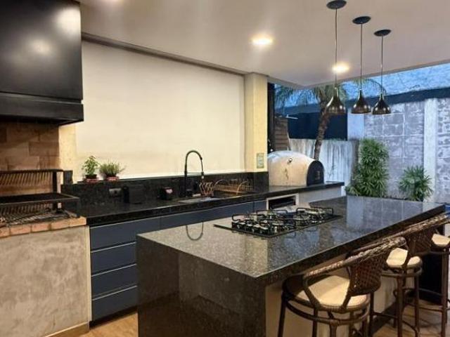 Sobrado novo no bairro Jardim Paulista em Atibaia SP, próximo a Al Lucas Nogueira Garcez. Piscina