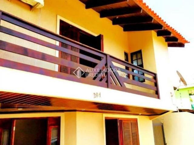 Sobrado ótimo com piscina e energia solar