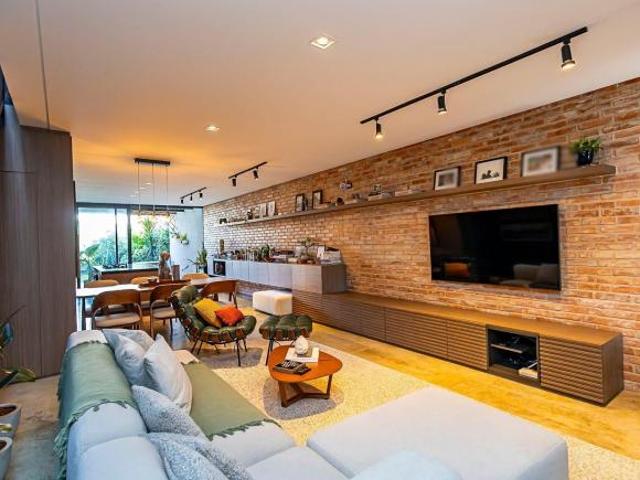 Sobrado autoral no Água Verde | Arquitetura contemporânea, face norte e integração total com jardim