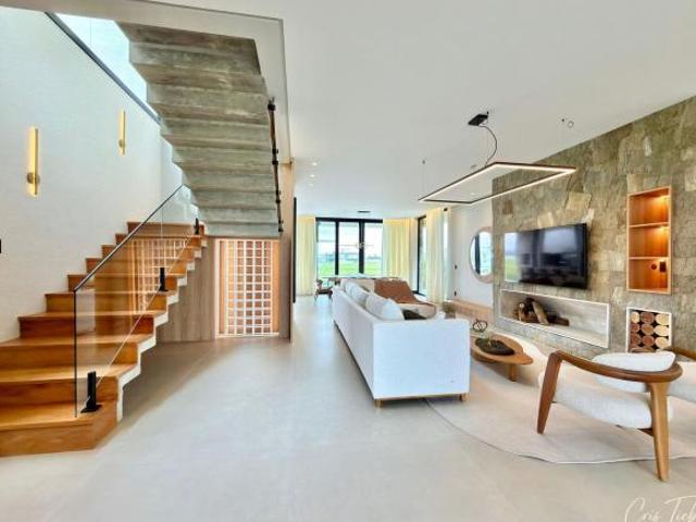 Sobrado à Beira Lago – Alto Padrão | Mobiliado e Decorado