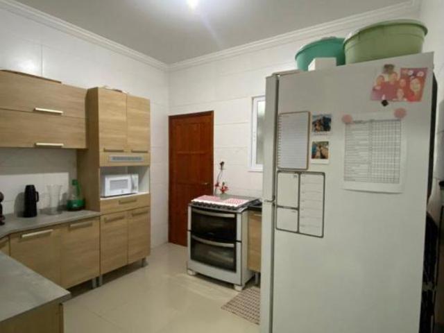 sobrado á venda 03 quartos na vila tupi 100 metros do mar