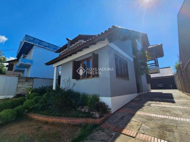 Sobrado á Venda 220 m² área construída com 4 quartos sendo 1 suíte, amplo pátio com piscina