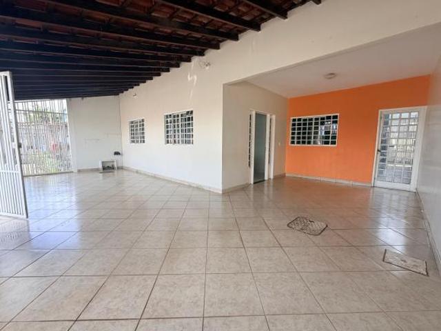 Sobrado à Venda – 300 m² | 5 Quartos | 2 Suítes | Recanto das Emas – DF Imóvel desocupado – pronto