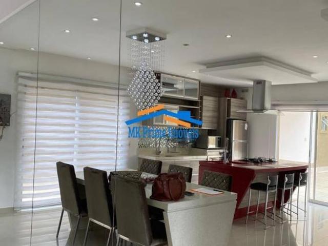 Sobrado à Venda 326m² com Piscina, 4 quartos, 2 Suítes City Bussocaba Osasc