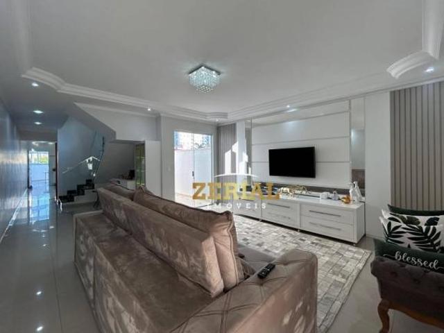 Sobrado à venda, 358 m² de área construída, possui salão com área de 150m² R$ 1.700.000,00 Santa