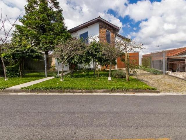 Sobrado à venda, 4 quartos, 2 suítes, com 3 garagens, 282m² no Barigui, Araucária