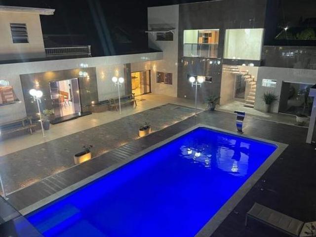 Sobrado à venda em Praia Grande Balneário Flórida | 7 dorms, 2 suítes, piscina e 8 vagas
