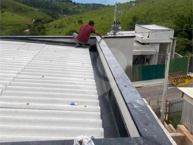 Casa à venda com 3 quartos, sendo 1 suíte, no condomínio Residencial Club Entresseras, Santa Isabe
