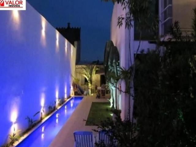 Sobrado à Venda com Lareira, Piscina, Jacuzzi, Iluminação, Ar Condicionado e 2 Vagas | Corretora Ang