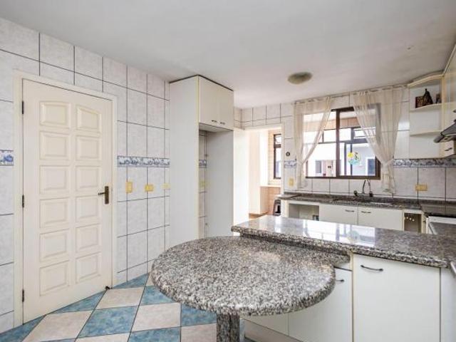 Sobrado à Venda com Parte Comercial, 2 Apartamentos Residenciais, 8 vagas, Novo Mundo, Curitiba/PR
