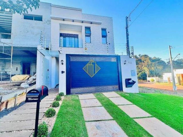 Sobrado à venda, com piscina, 3 suítes, 2 vagas, Centro Toledo/PR