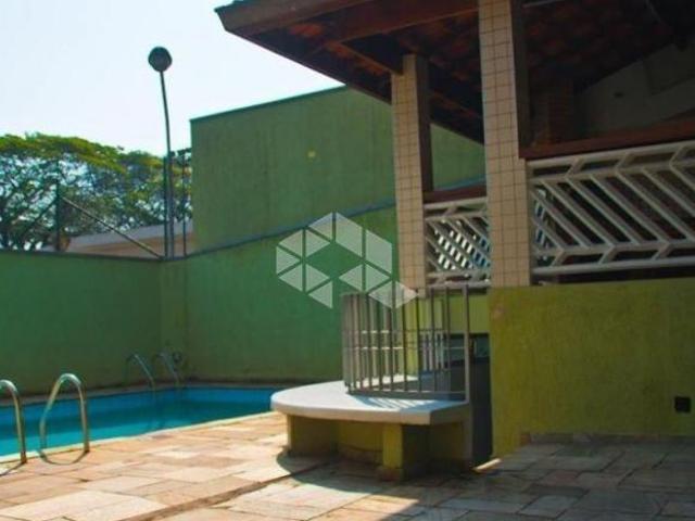 Sobrado à venda COM PISCINA, 412m² com 4 suítes e 8 vagas no Campo Belo, próximo ao metrô