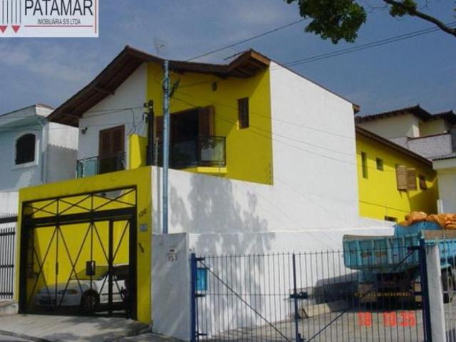 Sobrado a venda com três quartos no Jardim Ester Yolanda