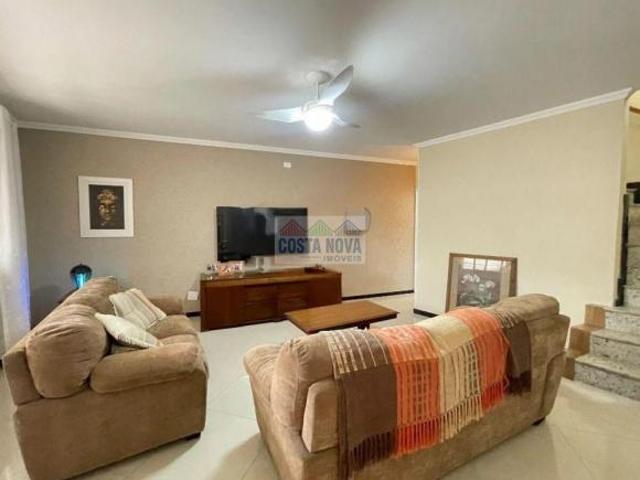 Sobrado à venda com 156m², 3 quartos sendo 2 suítes, 4 banheiros, sala para 2 ambientes e garagem