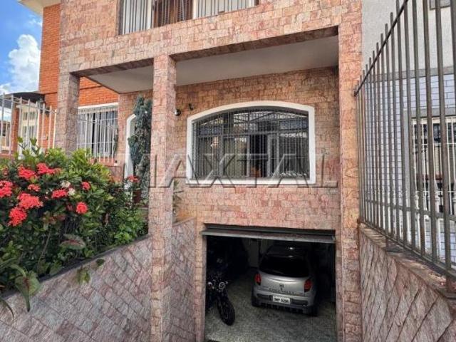 Sobrado à venda com 172m². Com 3 dormitórios, 3 vagas, sacada e jardim. Imirim