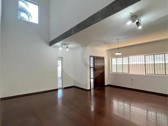 Sobrado a venda com 196m² com 3 quartos