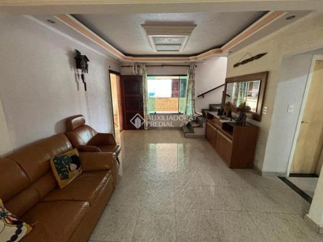 Sobrado à venda com 241 m2, 3 quartos, sendo 1 suíte, 3 vagas, porteira fechada