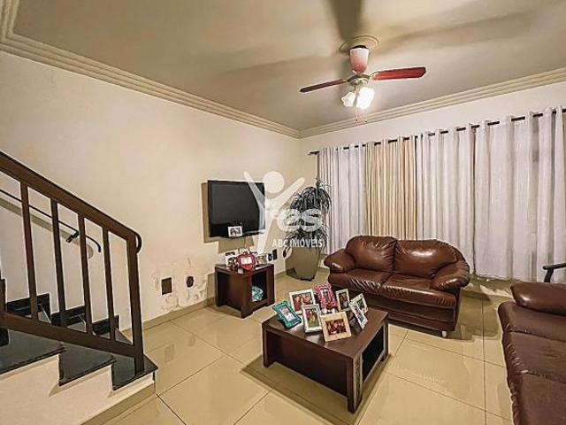 Sobrado à venda com 256m², 3 dormitórios sendo 1 suite e 5 vagas no Santa Maria