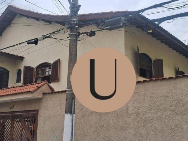 Sobrado à venda com 264m², 3 dormitórios e 6 vagas