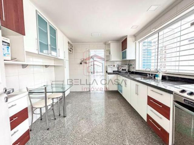 Sobrado à venda com 206 m², 2 suítes, piscina e 4 vagas