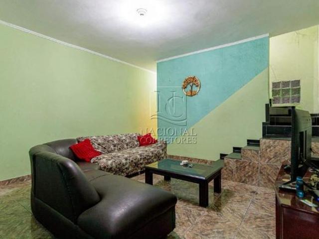 Sobrado á venda com 211 m² sendo 3 dormitórios, 2 suítes, 2 vagas