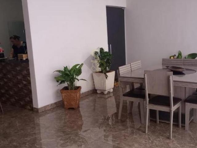 Sobrado à venda com 220,00m² de área construída e 04 quartos, sendo 01 suíte no bairro Jardim das Ol