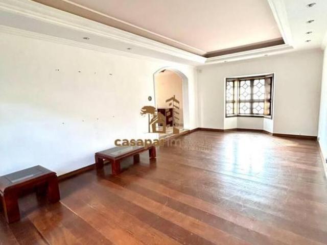 Sobrado à Venda com 376m², 4 Domitórios e Piscina no Jardim São Caetano