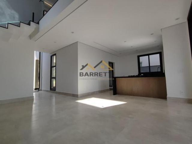 Sobrado à venda, com 305m², 3 suítes, 5 banheiros, piscina e 4 vagas de garagem