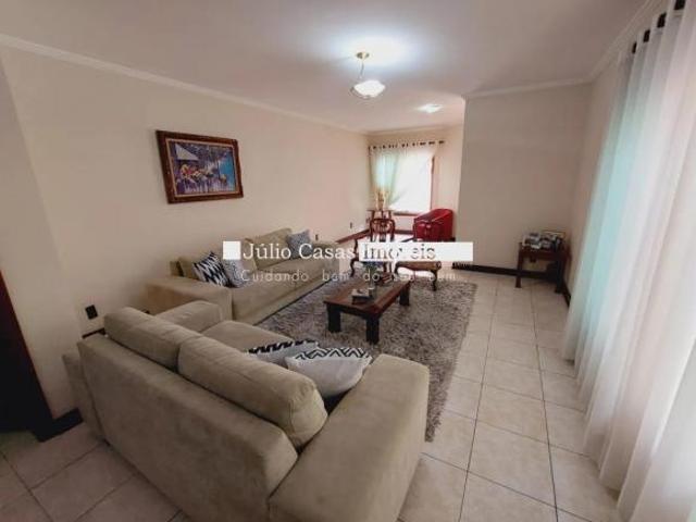 Sobrado a venda com 324 m² de área útil