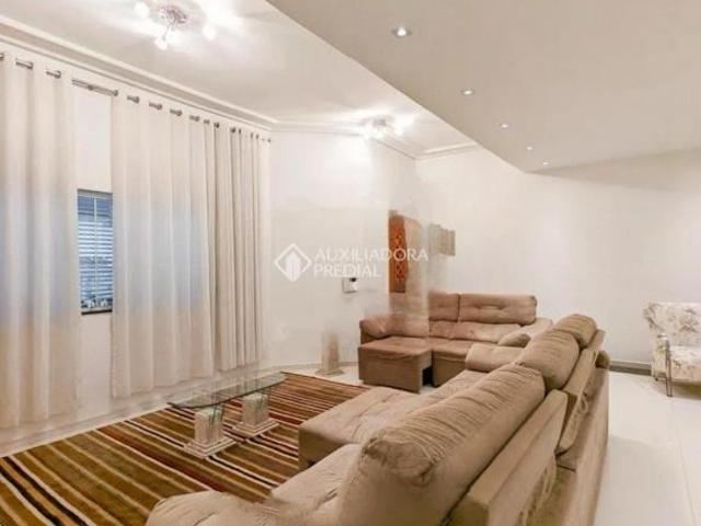 Sobrado à venda com 330m², 4 quartos sendo 2 Suites c/ Hiidro, 5 vagas