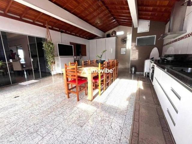 Sobrado à venda com 3 dormitórios, área gourmet e salão comercial independente, em região estratégic