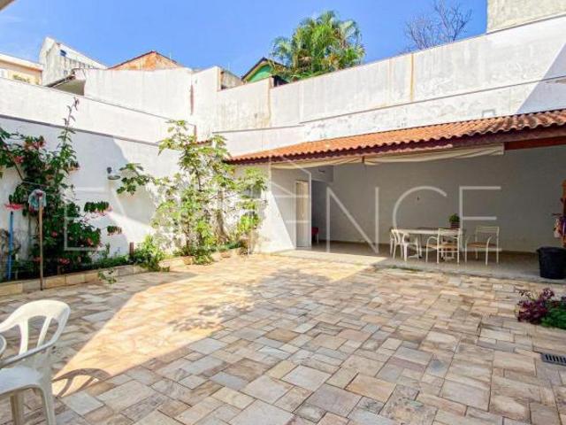 Sobrado à venda com 3 dormitórios e 4 vagas de garagem 267 m²