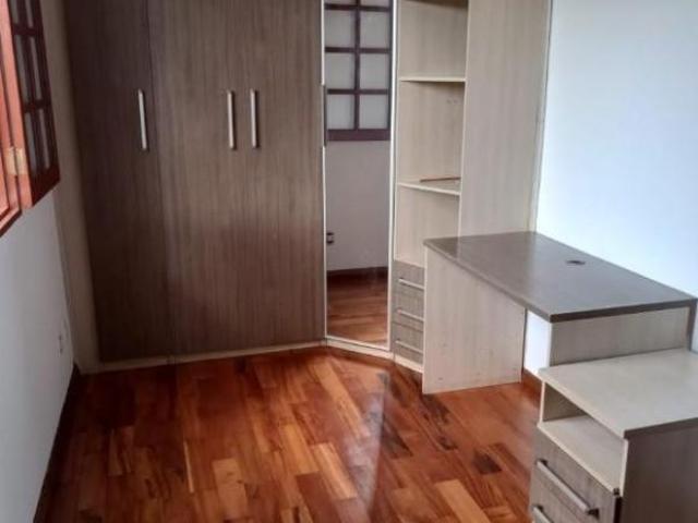 SOBRADO A VENDA COM 3 DORMITÓRIOS SENDO 1 SUÍTE 2 VAGAS DE GARAGEM COBERTA, COM CHURRASQUEIRA E EDÍC
