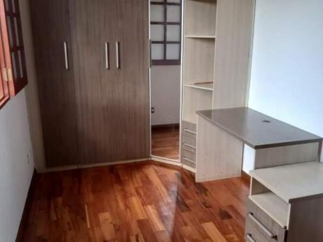 SOBRADO A VENDA COM 3 DORMITÓRIOS SENDO 1 SUÍTE 2 VAGAS DE GARAGEM COBERTA, COM CHURRASQUEIRA E EDÍC
