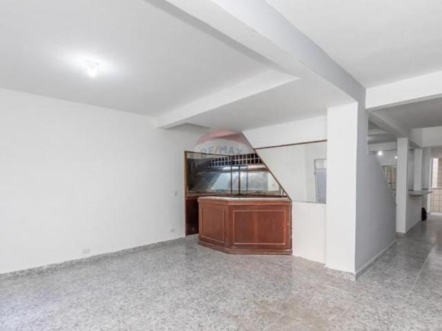 Sobrado à venda com 3 dormitórios sendo 1 suíte e 2 vagas, 275 m² por R$ 849.000,00 Vila Leopold