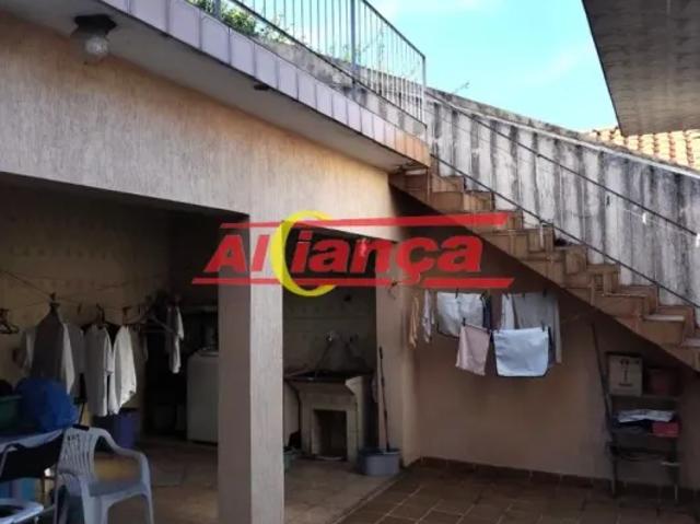Sobrado à venda com 3 dormitórios, sendo 1 suíte, no Jardim Santa Mena