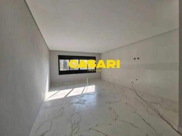Sobrado à venda com 3 suítes e 3 vagas – 180 m² no Santo Antônio, São Caetano