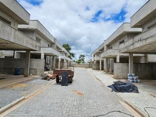 SOBRADO À VENDA COM 3 SUÍTES E PISCINA